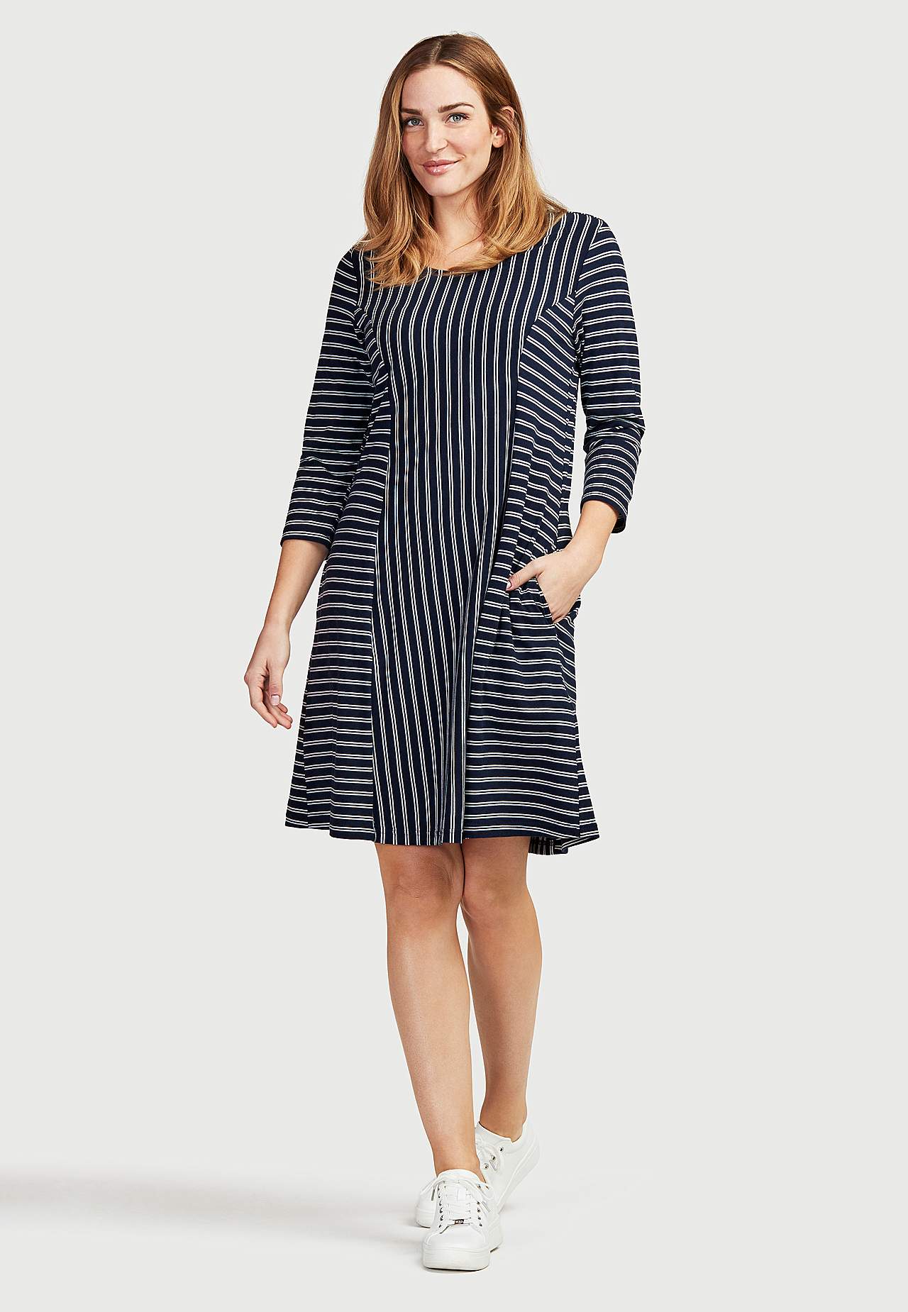 Kuviollinen trikoomekko sivutaskuilla Amelie Cellbesiltä | Cellbes